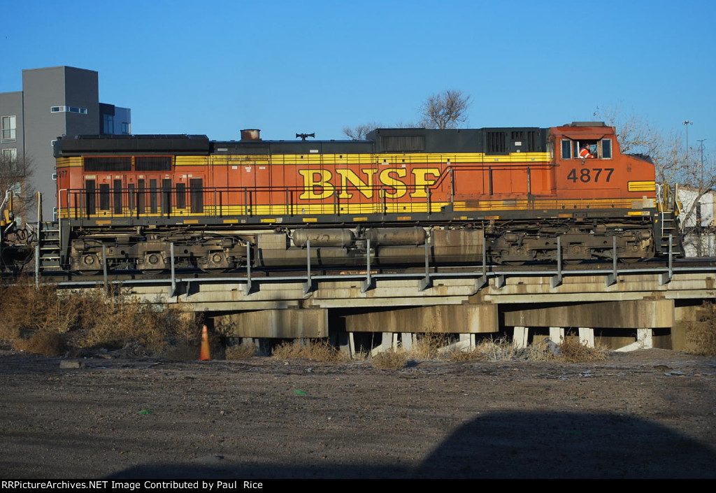 BNSF 4877